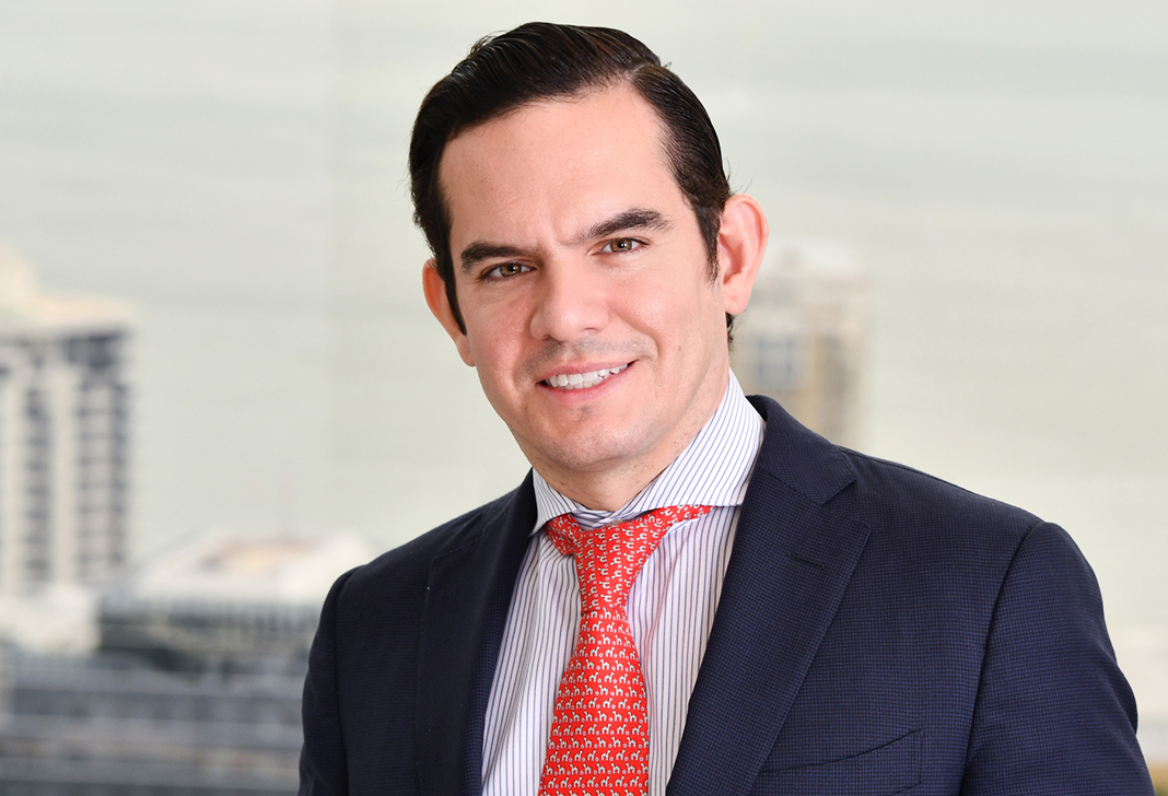 Luis A. Velez | 團隊 | 繁體中文 | Jones Day