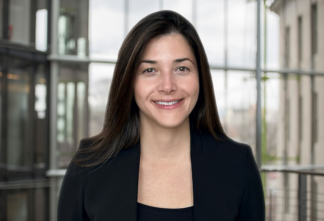 Elizabeth Dominguez Yaeger | Lawyers | Jones Day